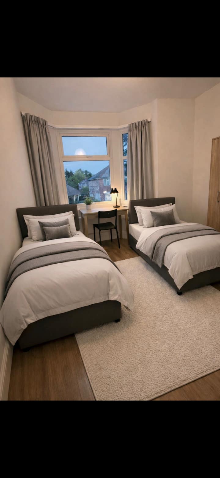 Spacious 5br Manchester House | Sleeps 10 - City - Manchester