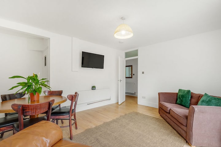 Spacious East London House With Parking - Ilford
