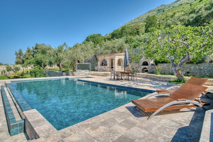 Rustic Stone Villa With Pool In Rezevici - 布德瓦