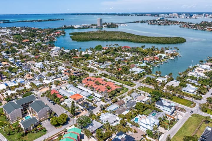 Dreamy 2br 1st-floor | Balcony | Pool - Sarasota, FL