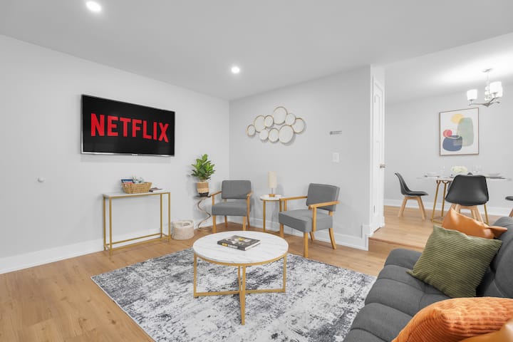 Premier Luxe Retreat | Free Parking - Melrose Park, IL