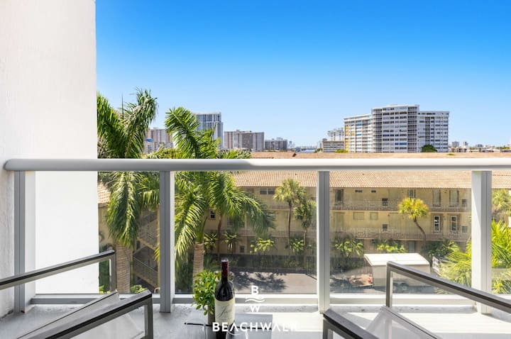 Bright 1br - Intracoastal View- Beach Shuttle - Hallandale Beach, FL