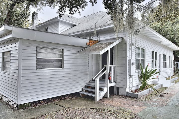 Cozy Studio Apt Near Historic Downtown, Apt #5 - Winter Garden, FL