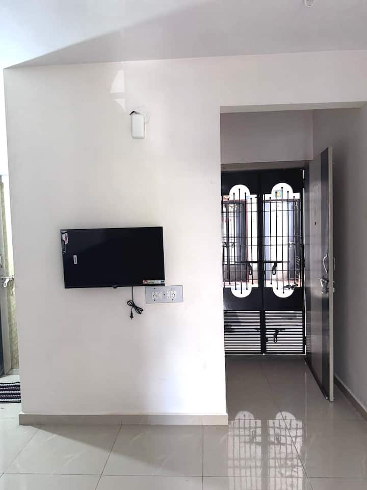 Comfortable & Spacious 1bhk Stay With Balcony - Surat