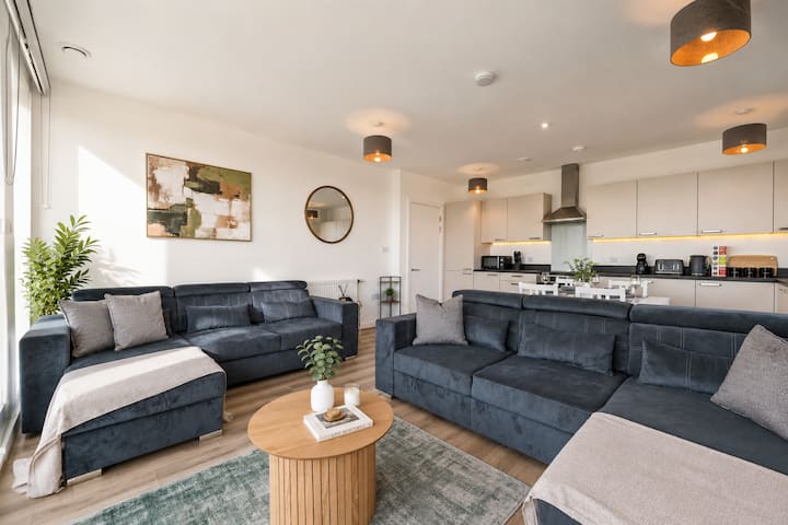 Wembley View Retreat | Sleeps 8 | Balcony - Brentford