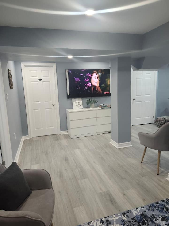Stylish King Bedroom Unit With Separate Entrance. - Oshawa