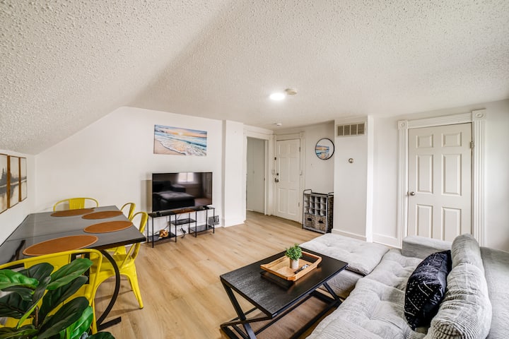 Walkable Apt In Dtwn Michigan City! 2 Mi To Beach - Beverly Shores, IN