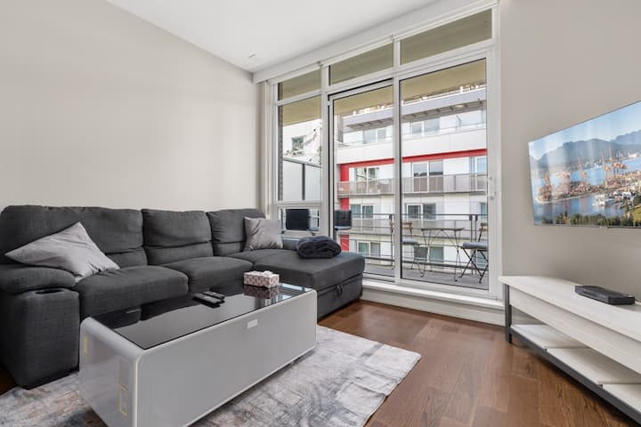 Bright 2br Condo | Steps To False Creek Seawall - Vancouver