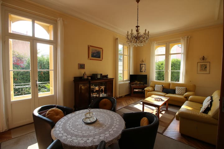 Grand Appartement Avec Terrasse Dans Une Villa - Nice