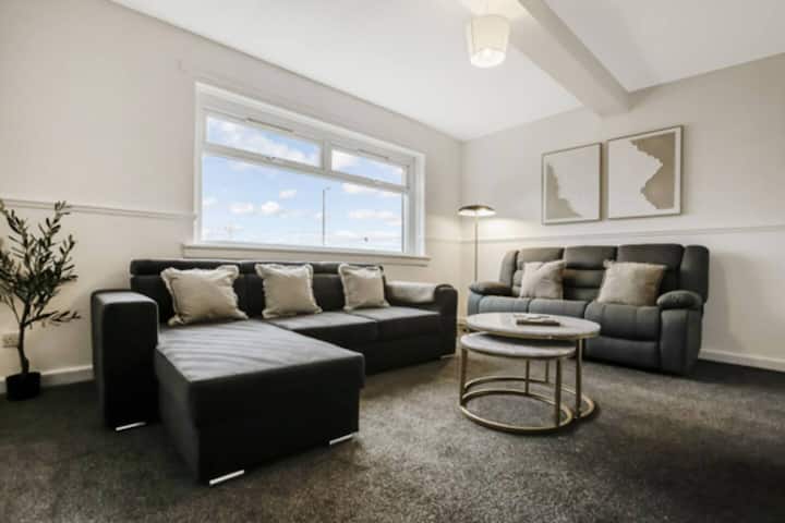 Free Parking | Central | Sleeps 6 | 3 Bedrooms - Motherwell