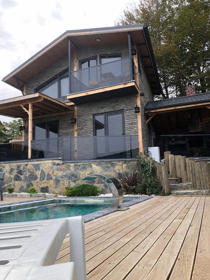 ÖZel Havuzlu & Jakuzili 3+1 Lüks Villa - Sapanca