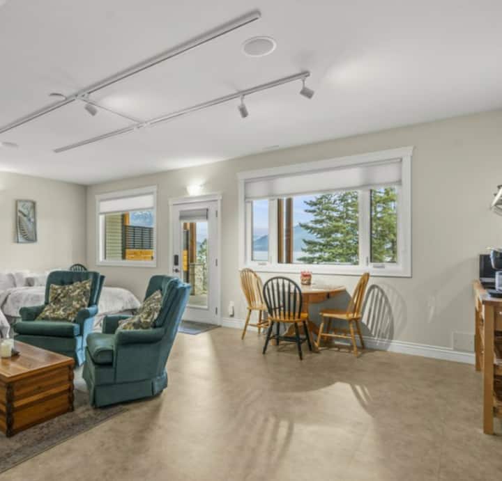 One Queen Bed Kitchenette Private Deck/hottub Bbq - Salmon Arm