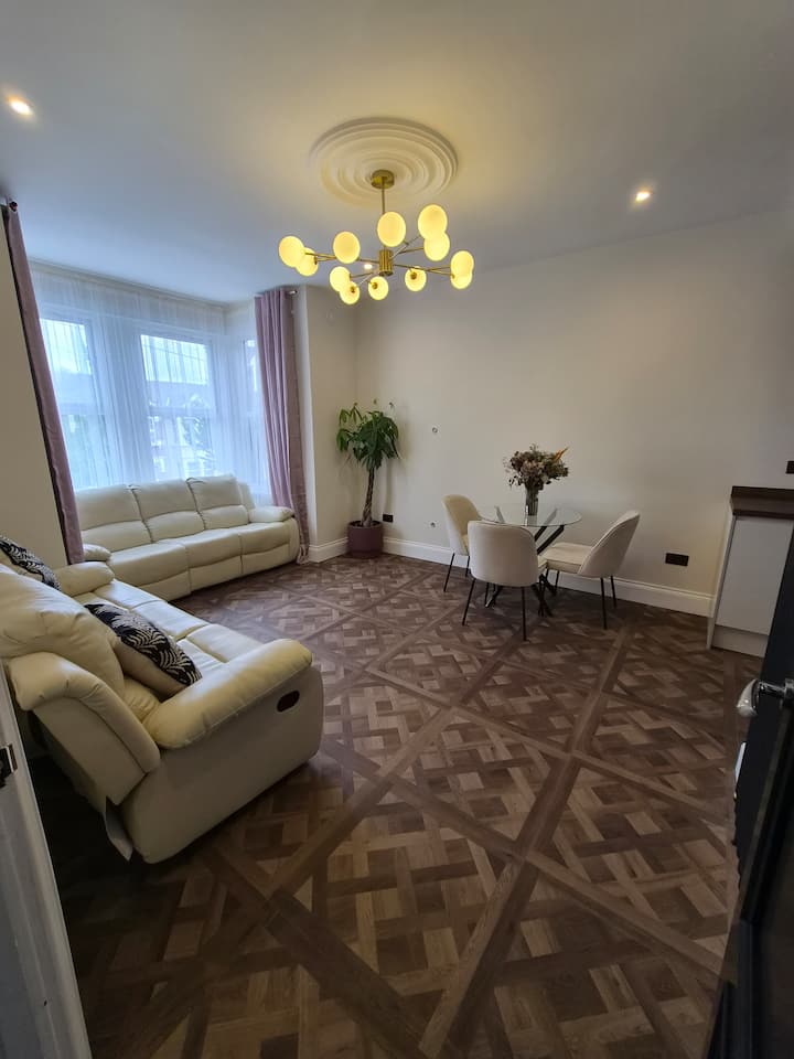 Spacious Newly Refurbished Apt | On-site Parking - Chingford