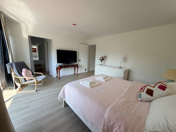 Cozy And Spacious 4b3b With Independent Entrance - Richmond
