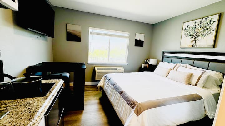 Modern Studio . Extended Stays . Near Caltrain - San Carlos, CA