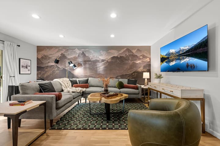 New! Highline Haus | Walk To Shows | Hot Tub - Highlands Ranch, CO