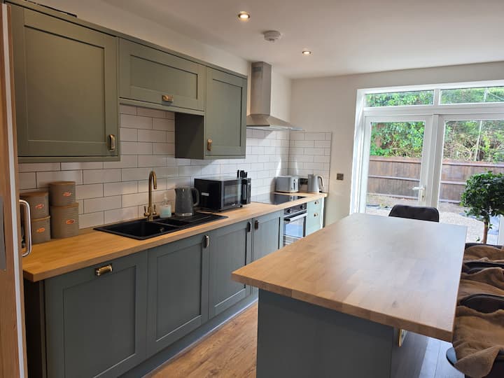 Stylish & Spacious 5-bed Home - Southampton, UK