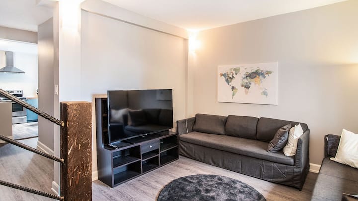 5 Bedroom Townhouse In Sandyhill - Ottawa
