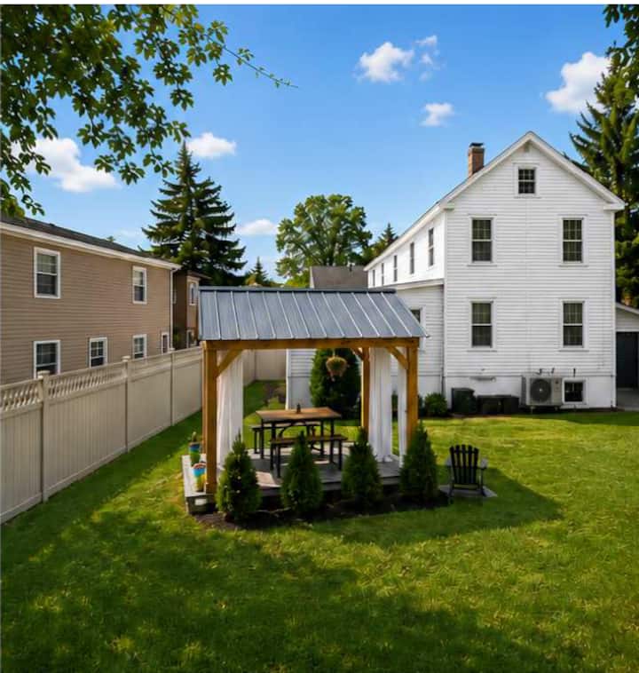 Ash Street Saratoga Retreat - Saratoga Springs, NY