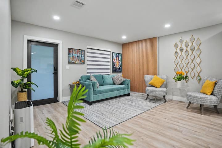 Mango Tree House (2br/1ba) + Shared Pool - Hialeah, FL