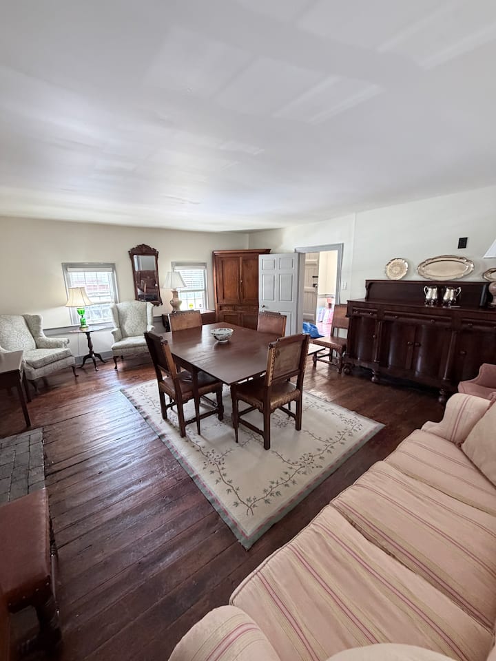 Stay In Lexingtons Oldest Home | Historic Getaway - Lexington, KY
