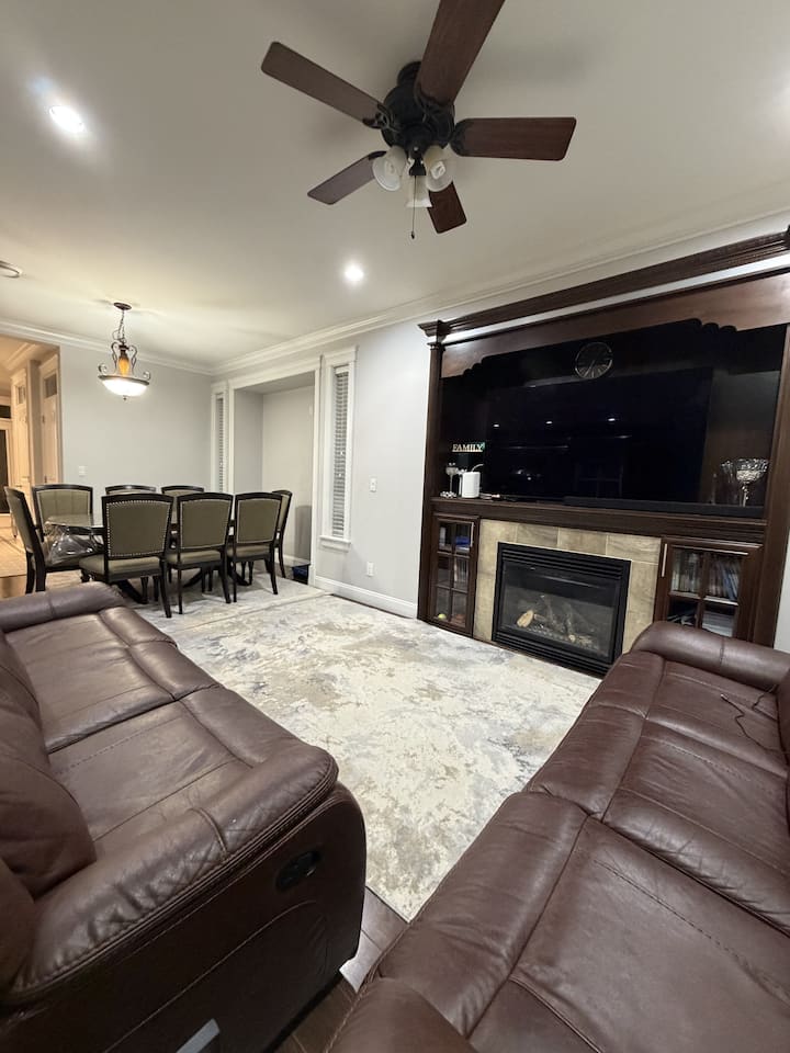 Comfortable And Spacious Bedroom In Langley! - Langley