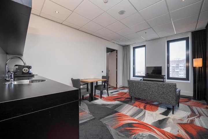 Spacious Suite W/ Kitchenette & Wellness Access - Leiden