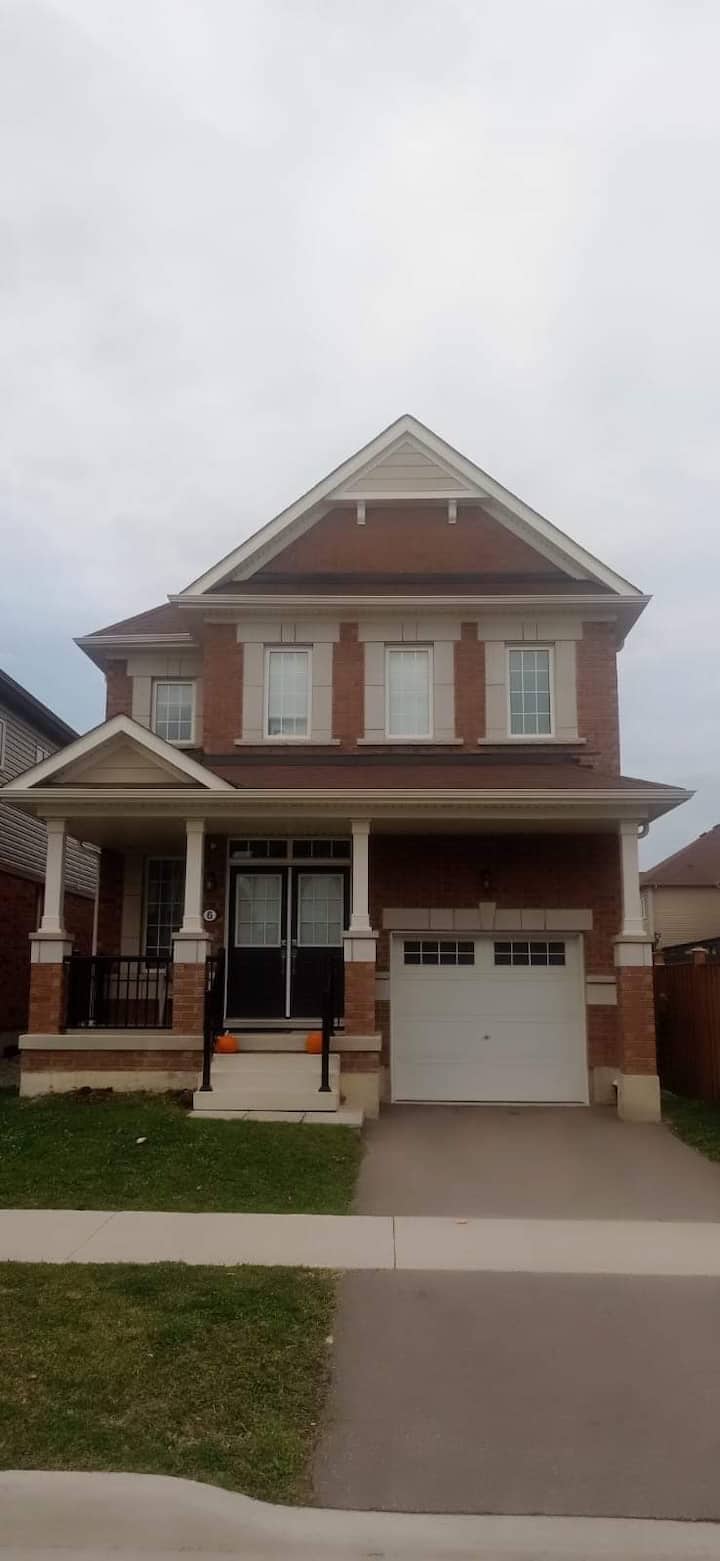 3-bedroom Home (Main Unit) In Thorold, Ontario - 威蘭