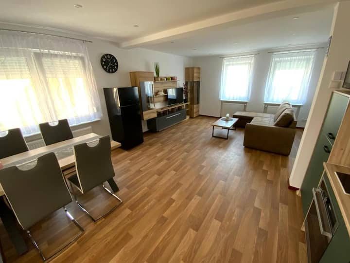 Haus Rosa | Komfort-ferienwohnung Mit Terrasse - Ellenz-Poltersdorf