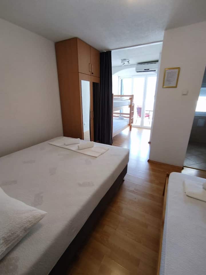 Cozy Apartment For One Family. - Neum