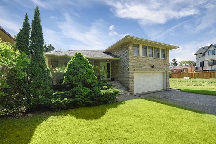Spacious 4br Family Home With Game Room & Bbq - Ontario