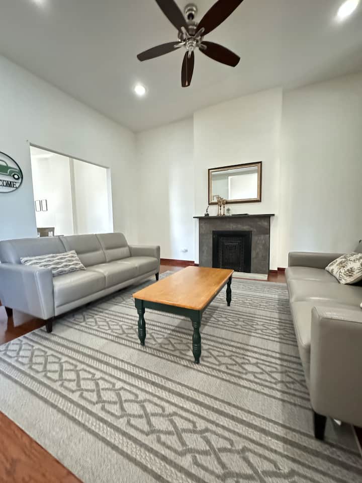 Spacious 7-br House For 13 Guests, Prime Location - Chicago