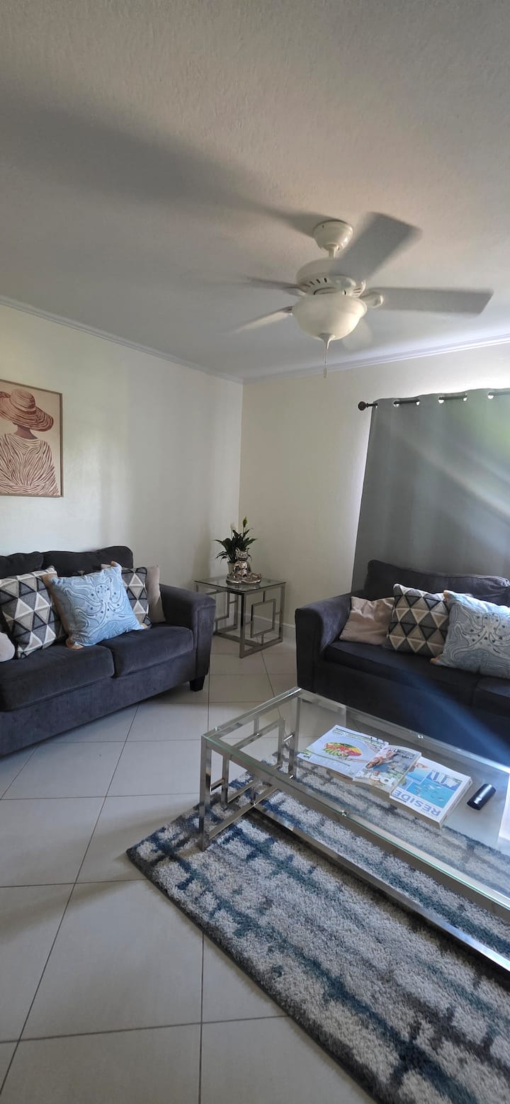 Charming Townhouse 10 Minutes From The Beach - 開曼群島