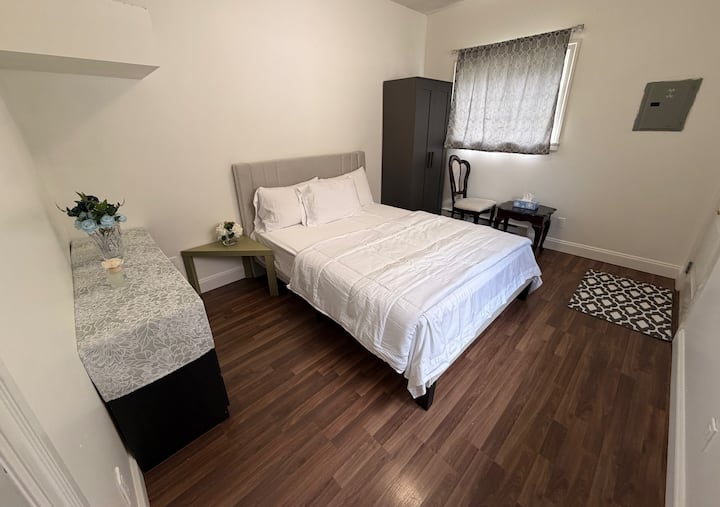 Comfortable And Cozy Bachelor Suite - Surrey