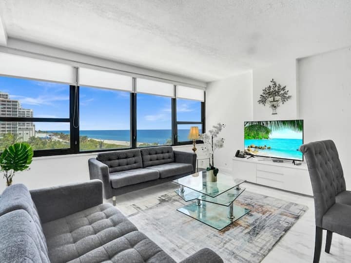 Spacious Ocean View Condo / Beach Service / 704 - Miami Beach, FL