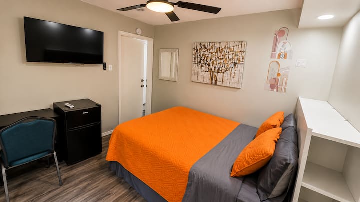 Beautiful Private Brm Few Blocks From Twu - Denton, TX
