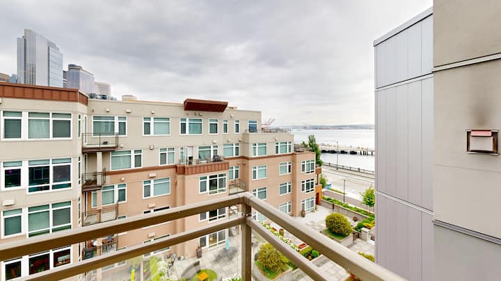 Waterfront 2br Condo-walk To Iconic Seattle Spots - Seattle, WA