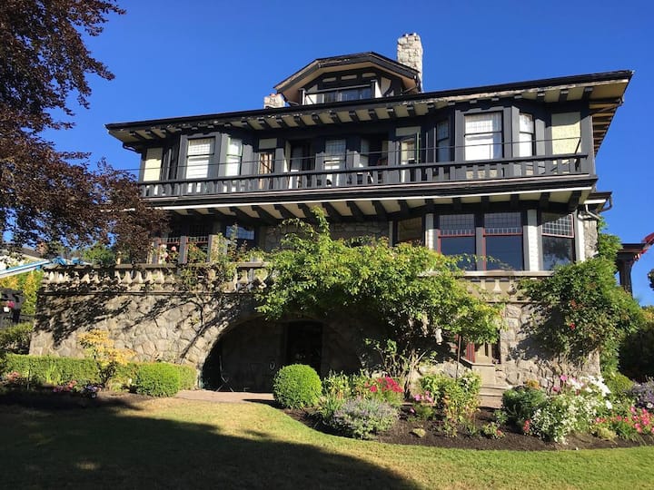 Historic Castle 2-br Suite | Monthly Stay/657ft - Victoria, Canada