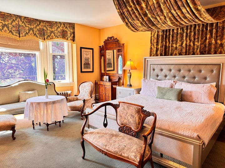 King 1 Bedroom At Historic Prior Castle - Victoria, Canada