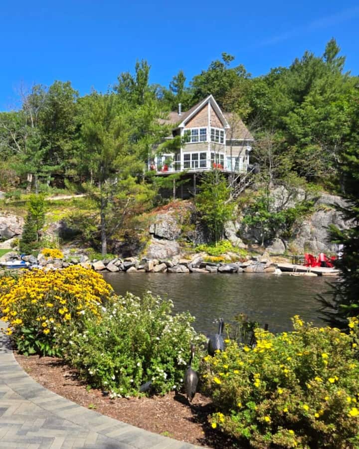 Lakeside Luxury On Lake Muskoka - Gravenhurst