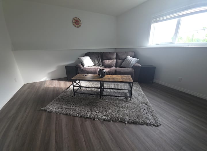 5-br Crew Housing - Private Game Room & Parking - Fox Creek