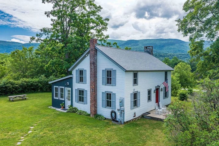 Private 3-acre Renovated Farmhouse Retreat - Manchester, VT