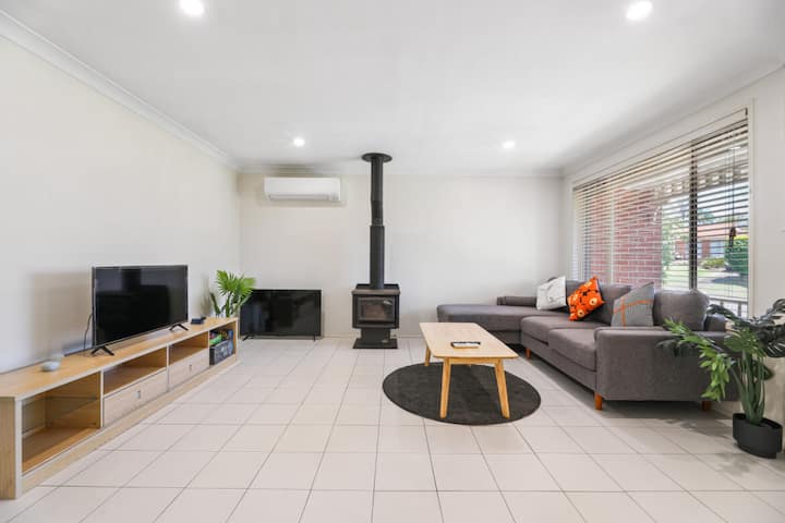 Escape From Relaxing Poolside House 3b - Campbelltown