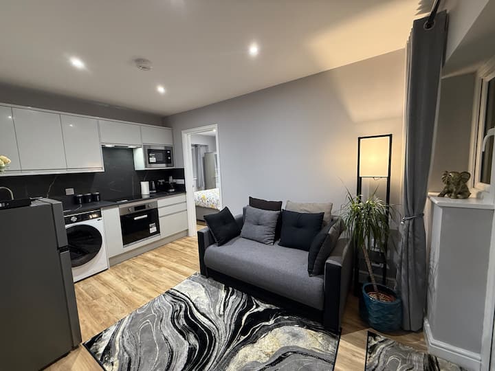 Brand New Double Bed Annexe - Milton Keynes