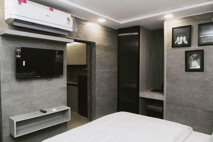 1rk Entire Property With Private Outdoor Seating - Agra