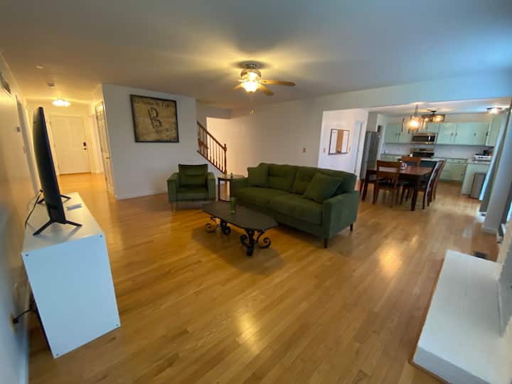 Your Spacious & Lovely Home-away-from-home! - Belleville, IL