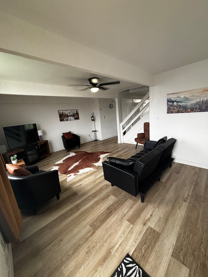 Spacious And Cozy 3/2 Renovated Apartment. - Evanston, WY