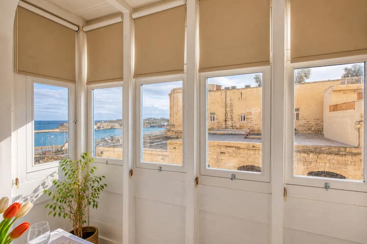 Seafront 1br Apartment|valletta| Maltese Balcony - La Valette