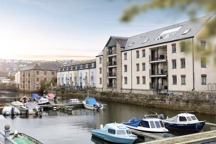 A Refurbished Waterside Apartment With Parking - St Mawes