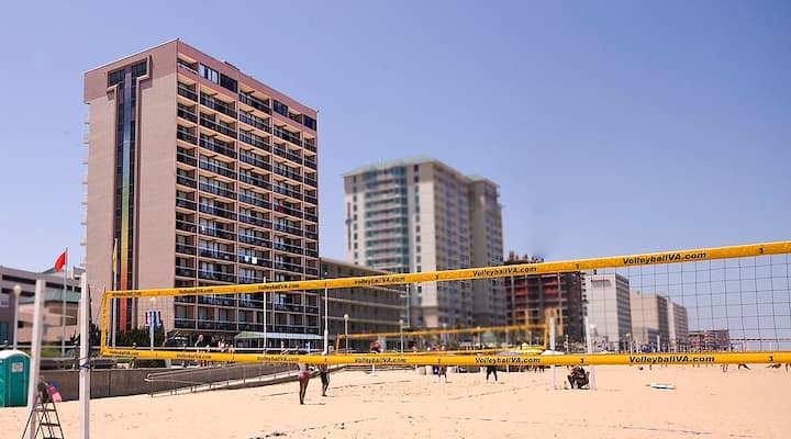Beach Condo 2 Blocks From Neptune Statue Sleeps 4 - Virginia Beach, VA